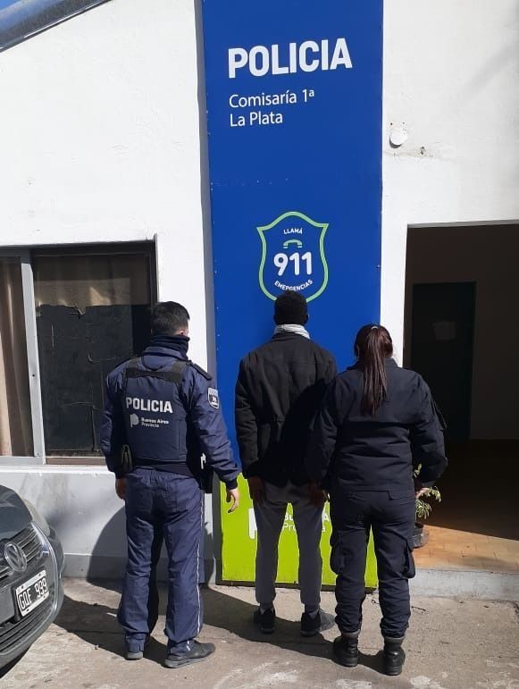 VIDEO: Un policía terminó con el tabique roto en un operativo contra la ...