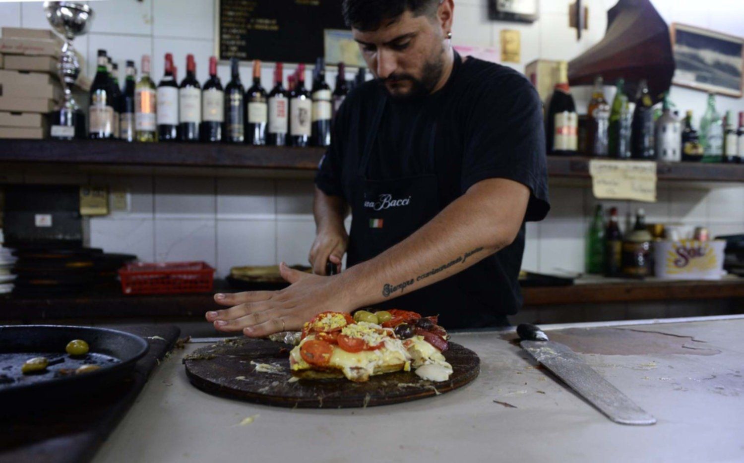 Masa alta, italiana y de paso a la cancha: la historia de la pizzería ...