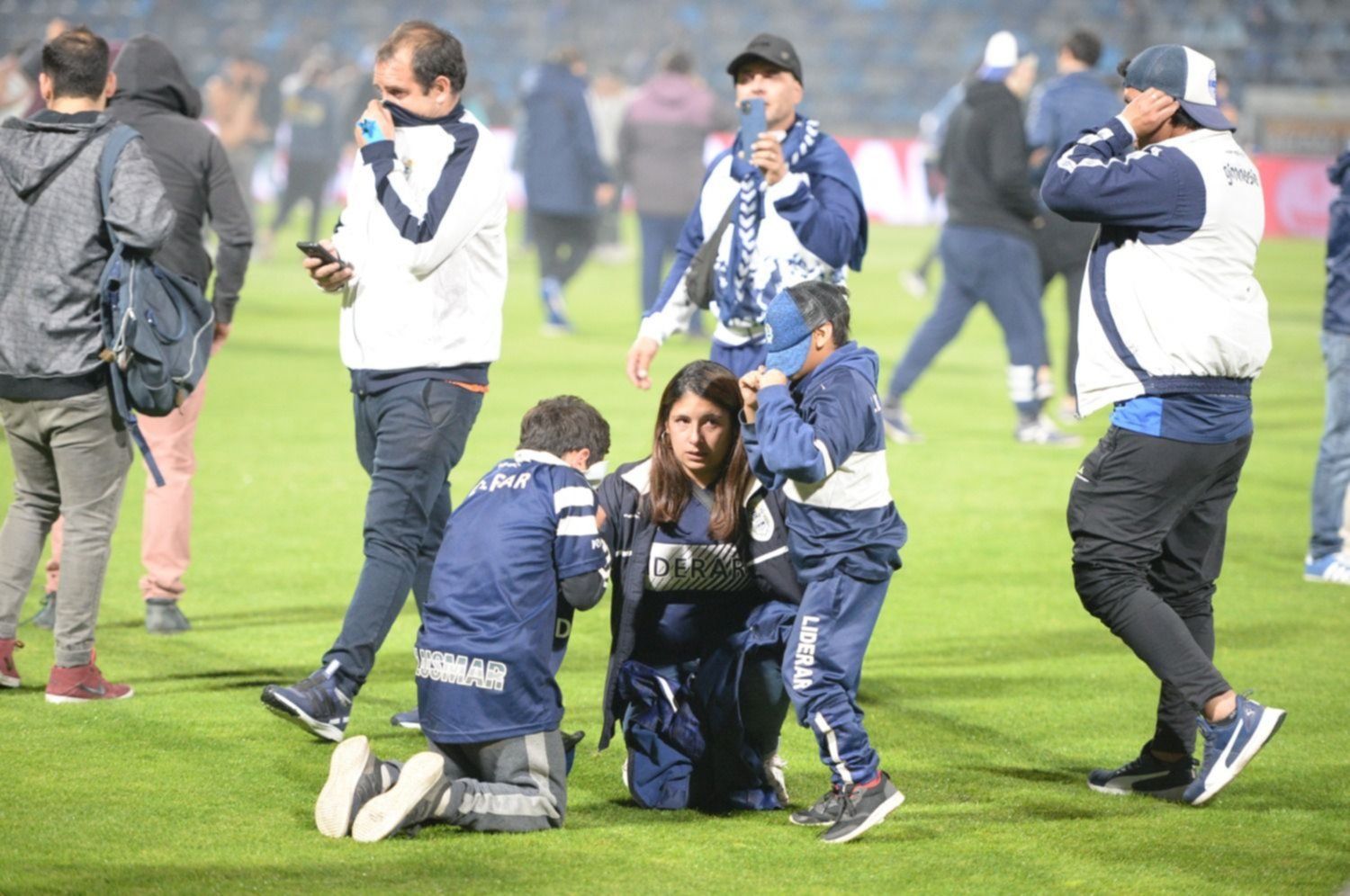 La historia detrás de la foto del nene llorando en medio de la ...