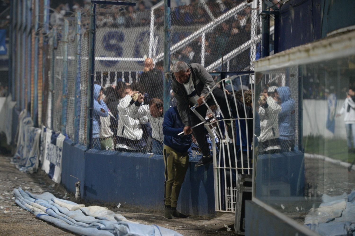 La historia detrás de la foto del nene llorando en medio de la ...