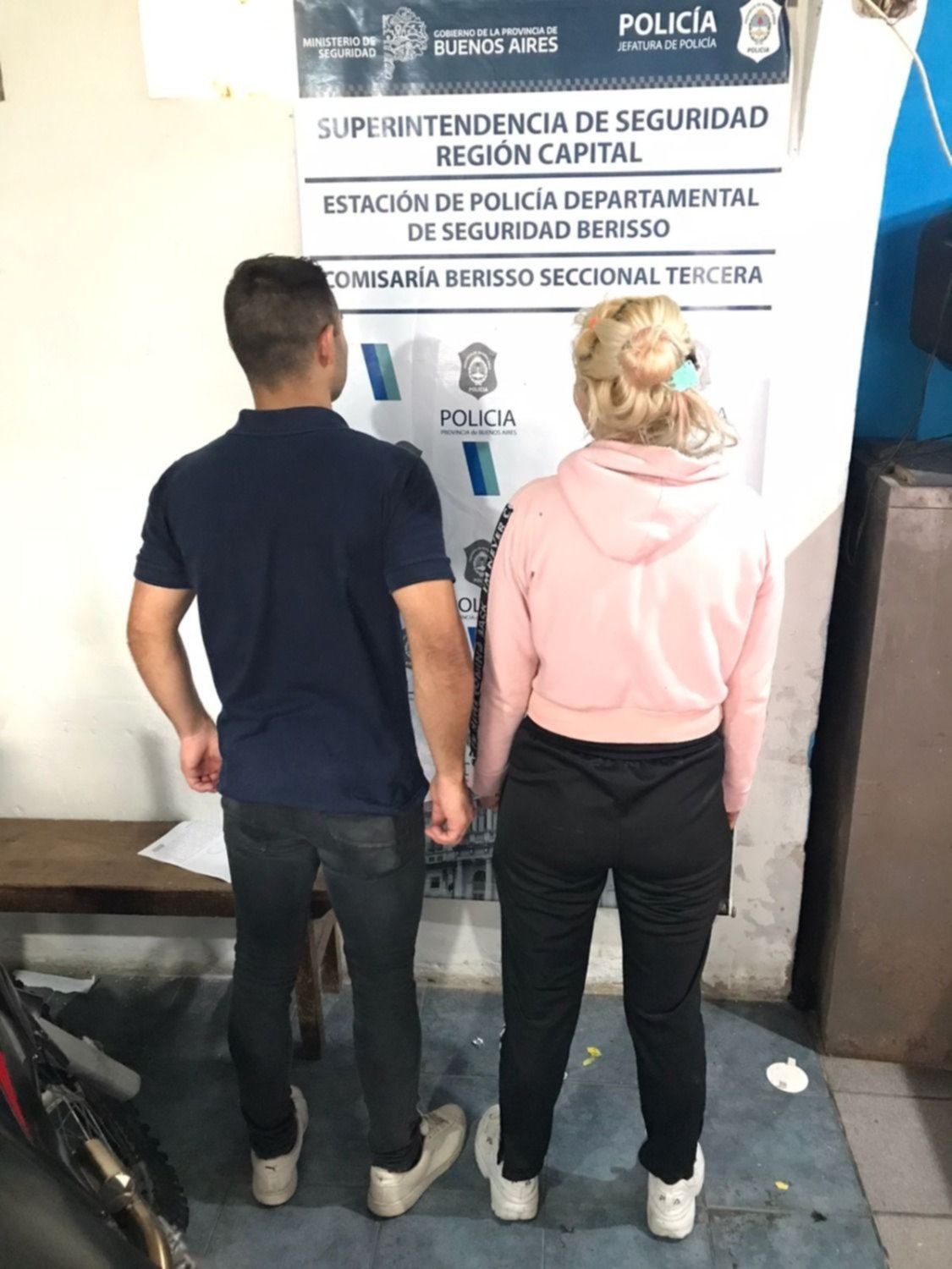 Una mujer le pinchó la pelota al nene de su vecino y amenazó con matarlo