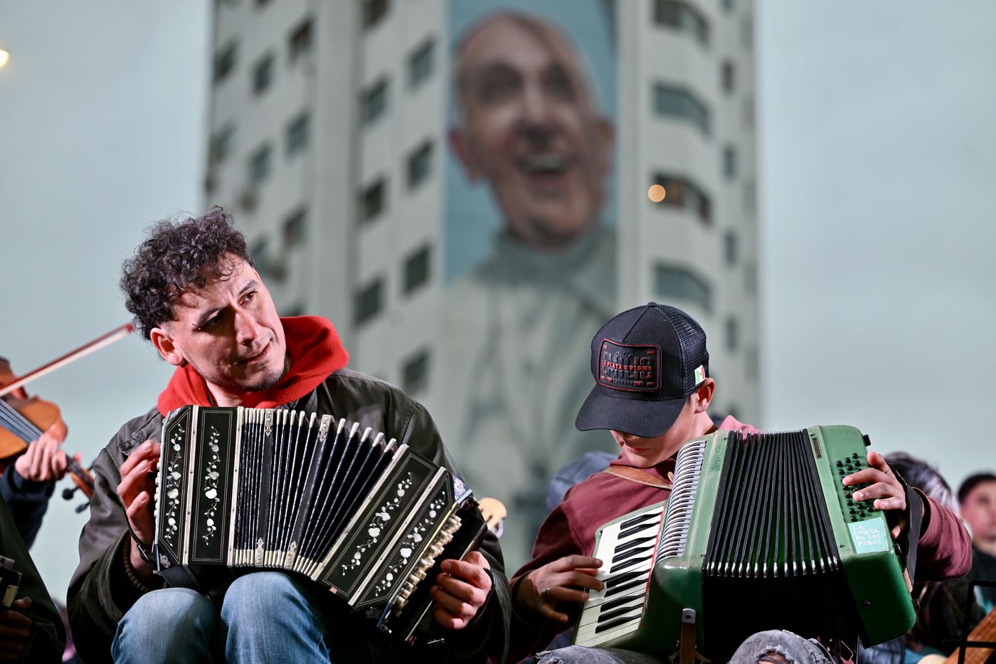 Emotiva celebración para inaugurar en La Plata el mural del papa ...