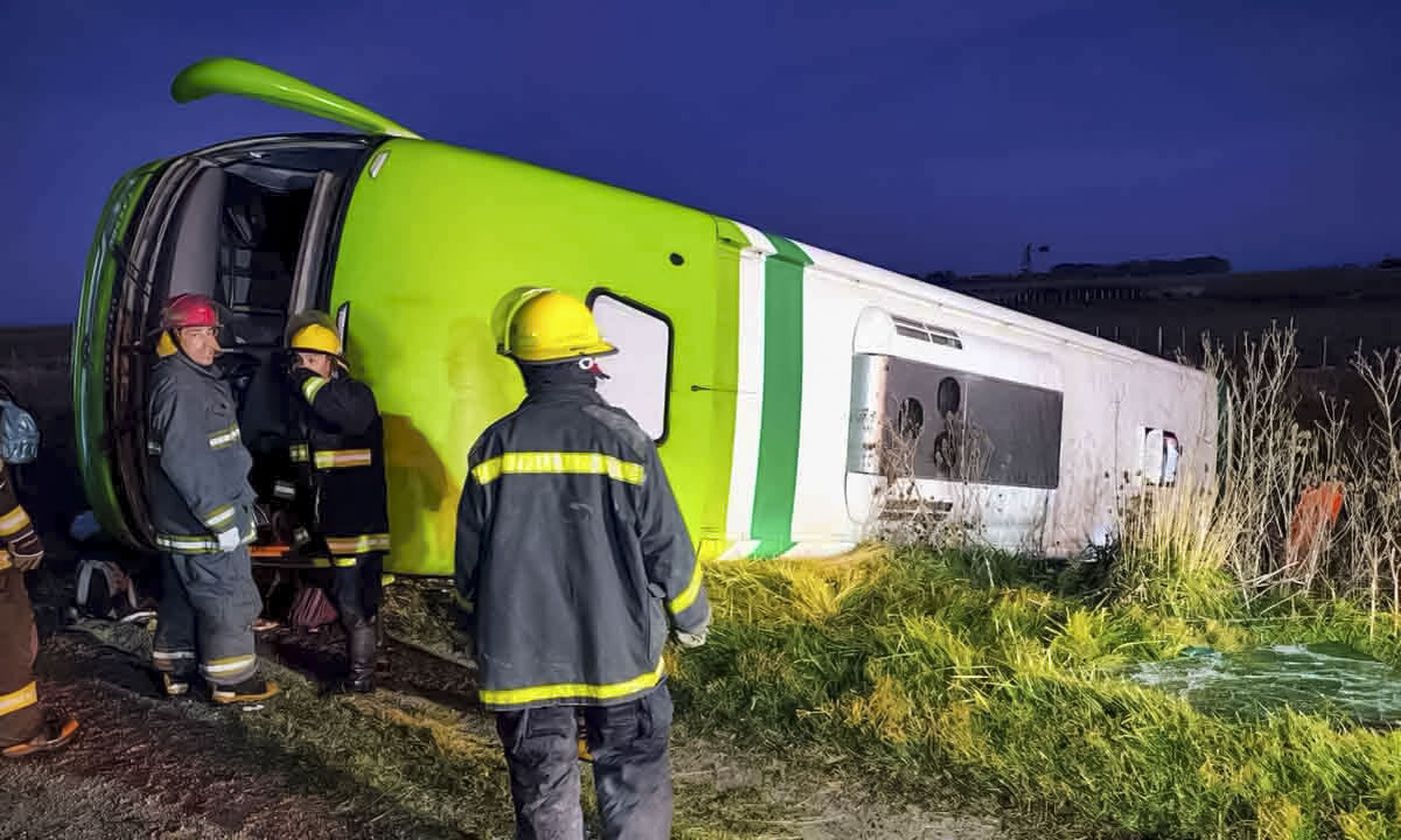 Murió otro de los pasajeros del micro que venía a La Plata y volcó en ...