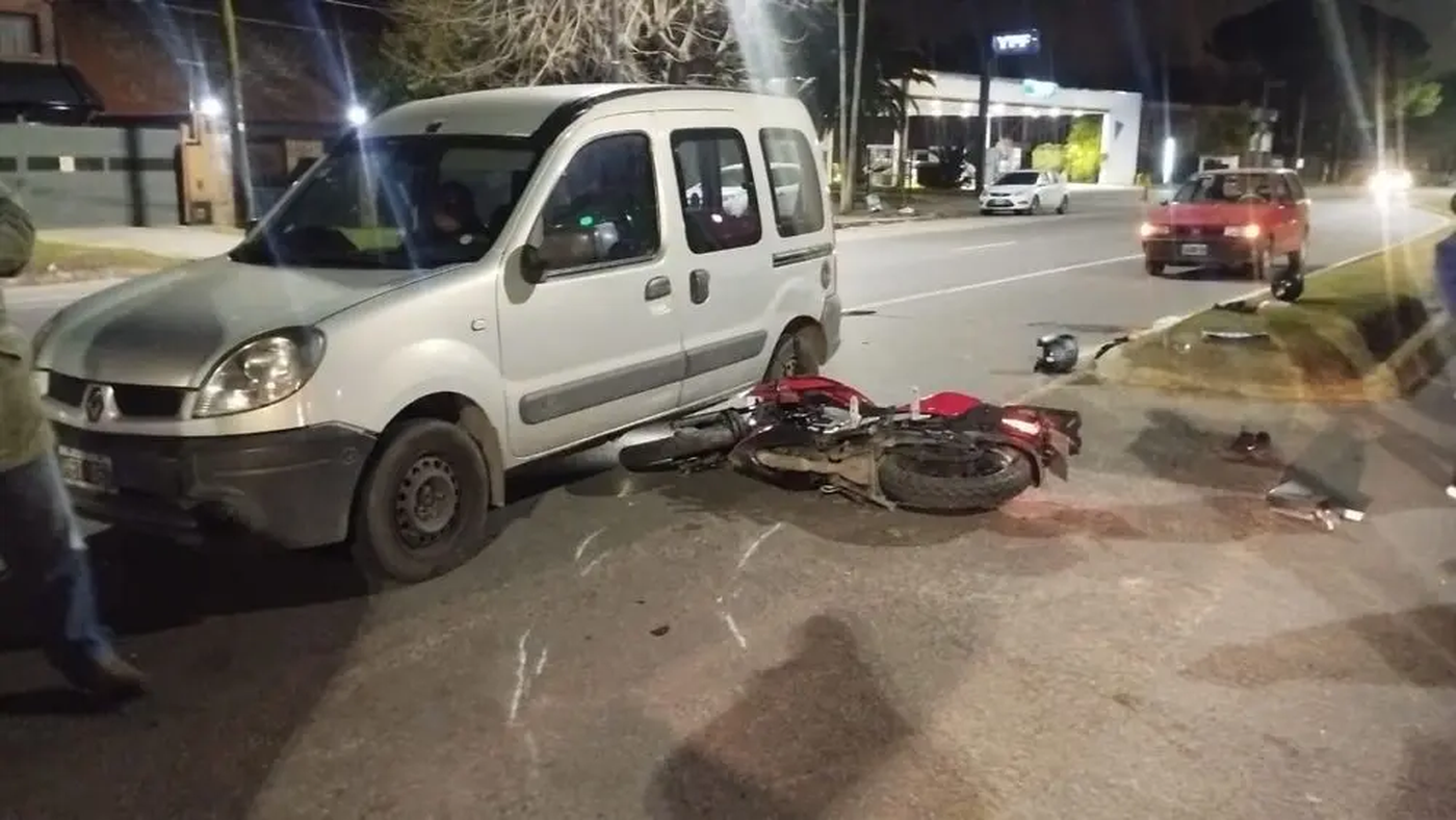 Choque en City Bell: dos jóvenes resultaron heridos y buscan al ...