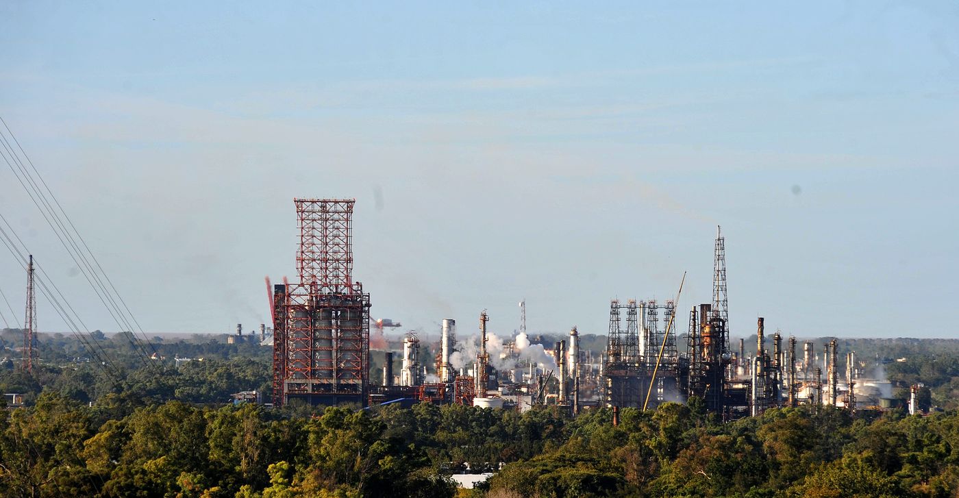 La Refinería de YPF en La Plata cumple 100 años y la Provincia adoptó ...