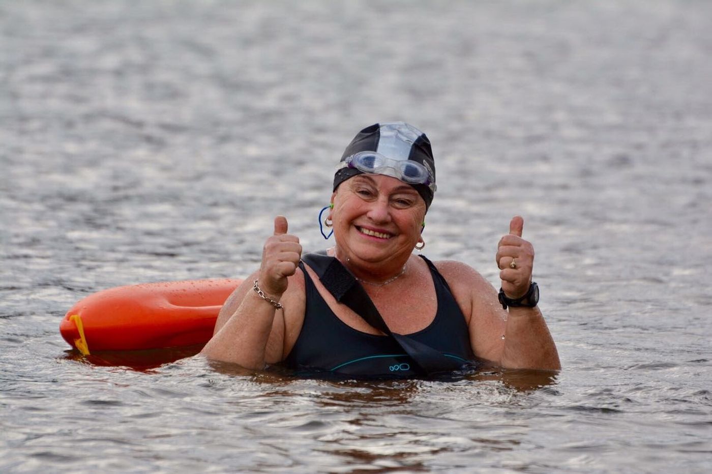 Una nadadora de La Plata tiene 71 años y busca fondos para viajar al ...