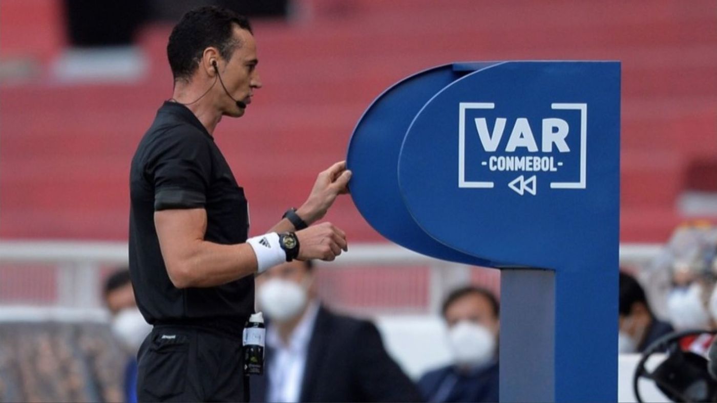 Un árbitro de La Plata será protagonista de un cambio histórico en la ...