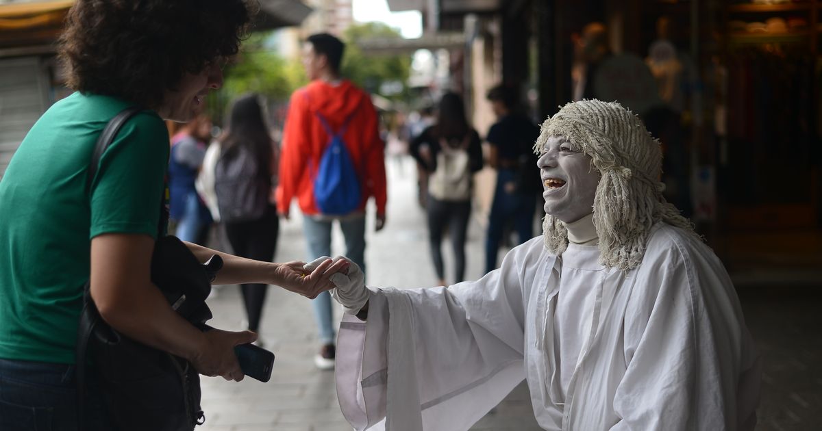 La estatua viviente de La Plata logró repatriar el cuerpo de su hija ...
