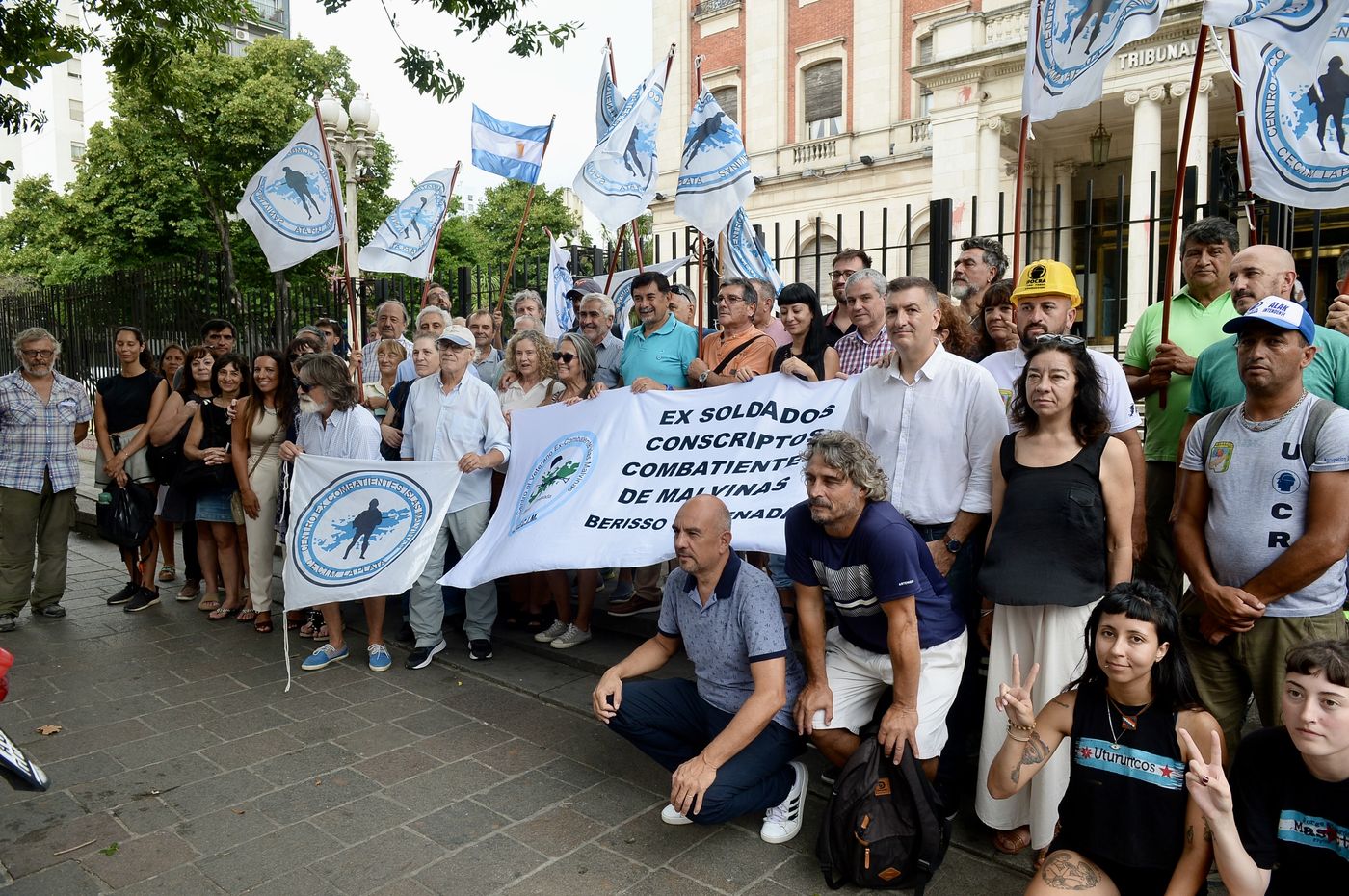 El CECIM La Plata entregó a la Justicia 30.000 firmas contra el DNU de ...