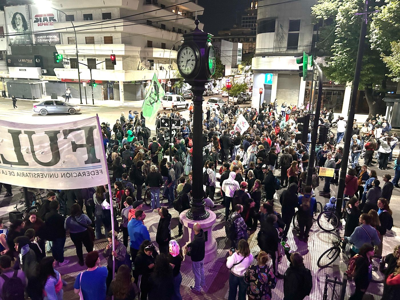 Cacerolazo en 7 y 50 en apoyo a los jubilados y repudio a la represión ...