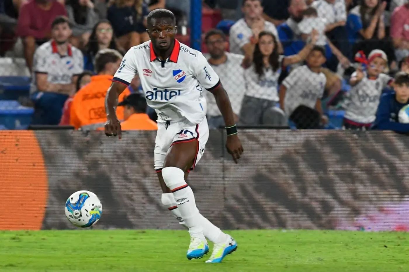 Gimnasia va a la carga por del delantero nigeriano Christian Ebere