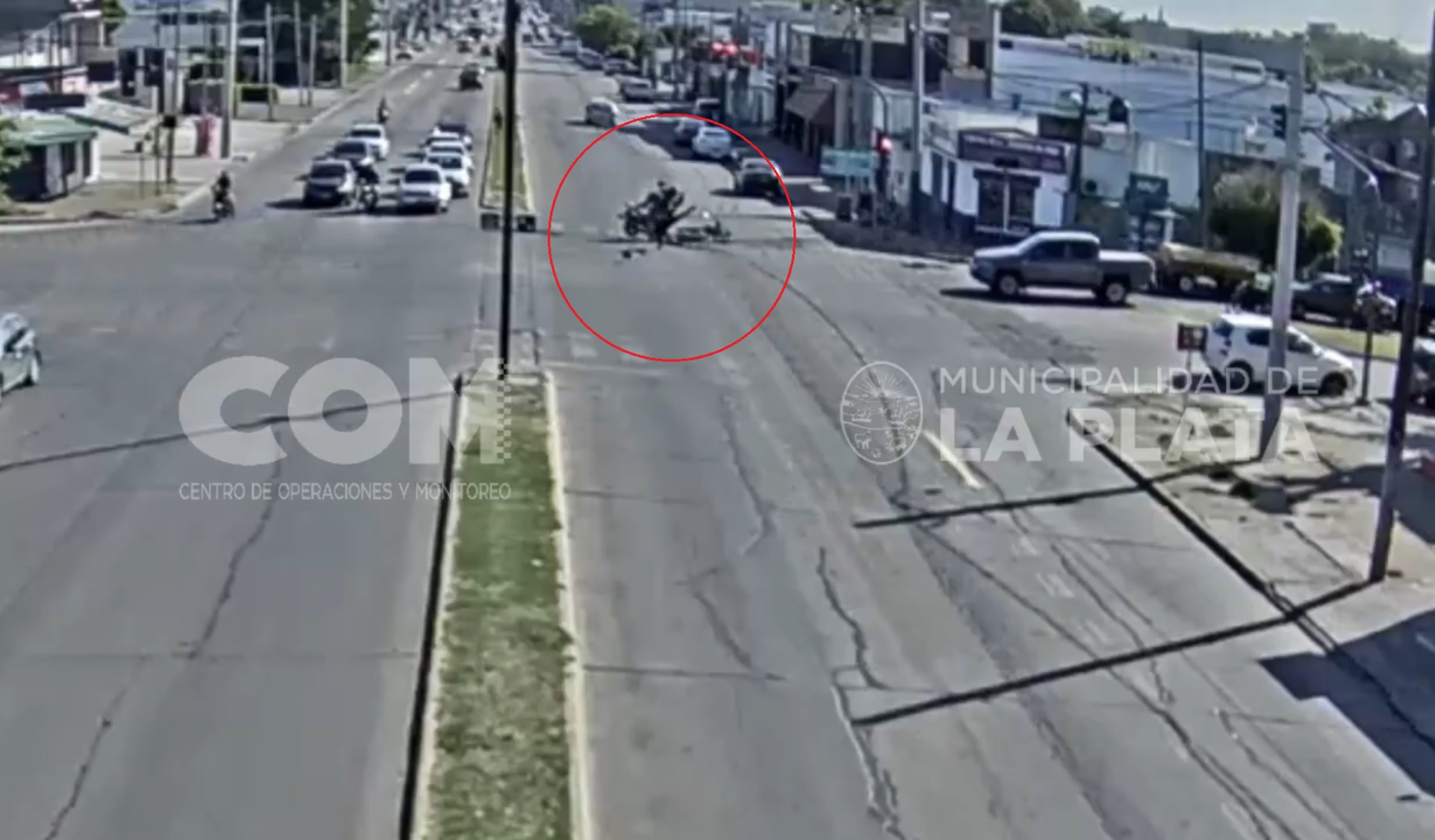 Video: impactante choque entre dos motos en La Plata terminó con dos ...