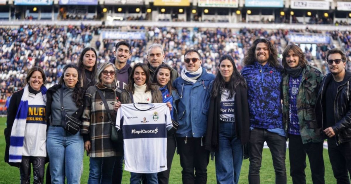 Gimnasia le entregó una camiseta especial a la familia de Favaloro por ...