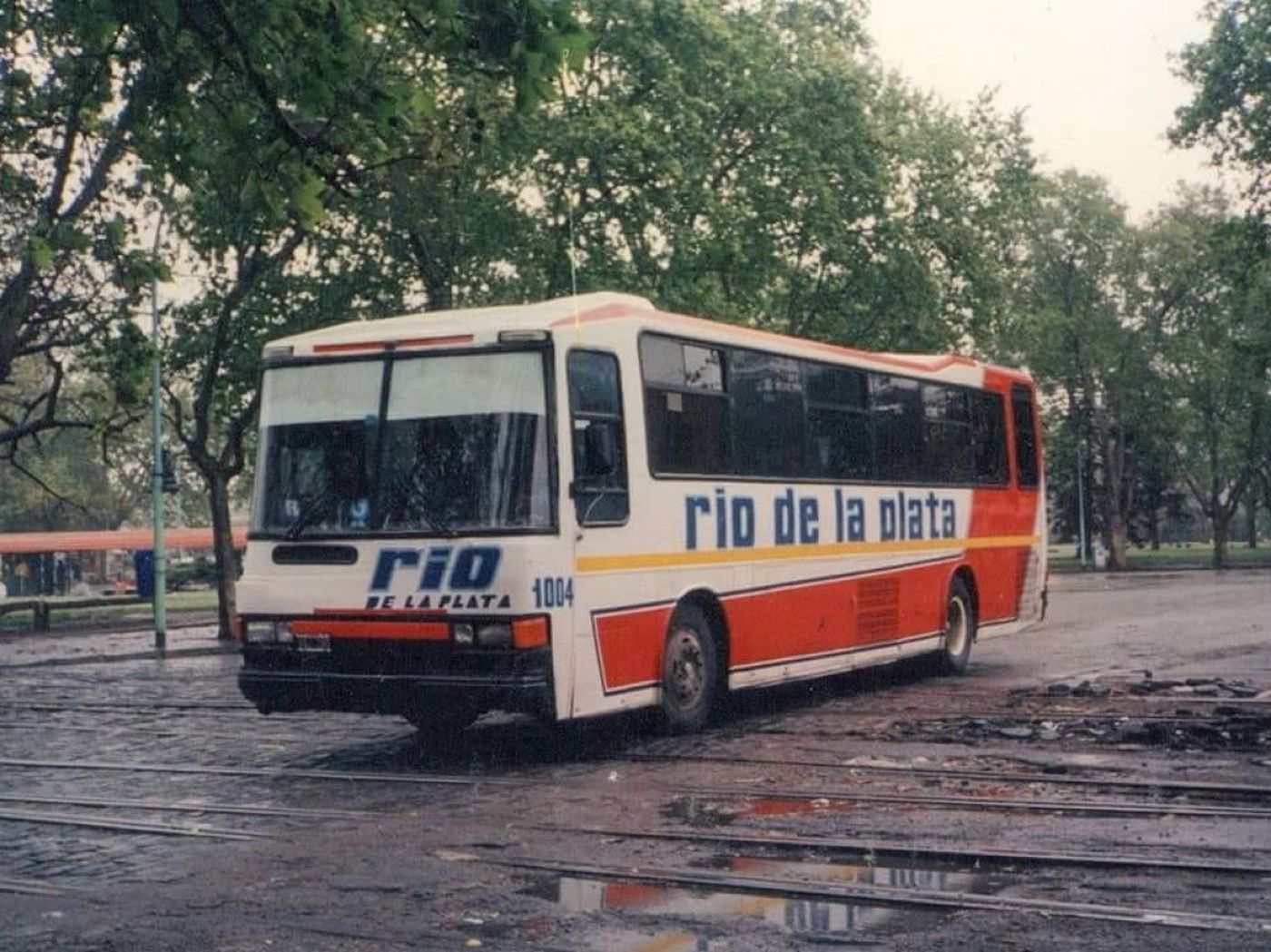 Buscan reactivar la histórica línea de micros Río de la Plata que ...