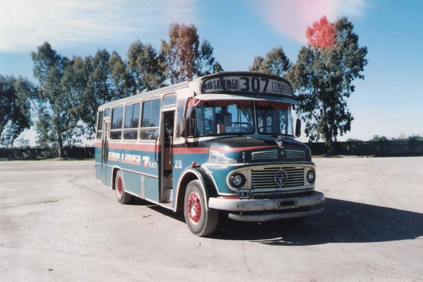 Viaje a los 90 a bordo del micro retro de la Línea 307 de La Plata