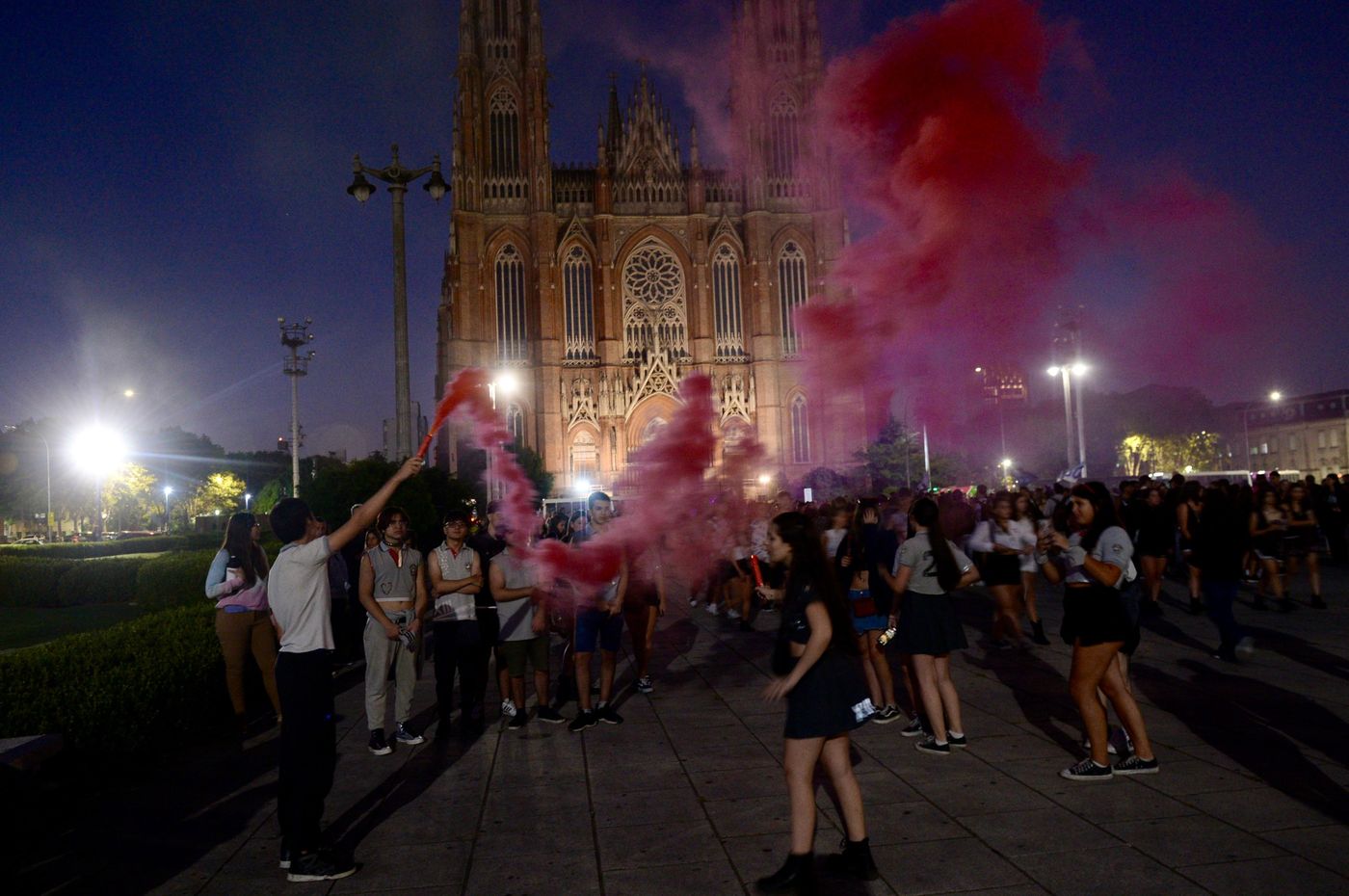 Banderas, bengalas, espuma y una multitud de estudiantes: así se vivió ...