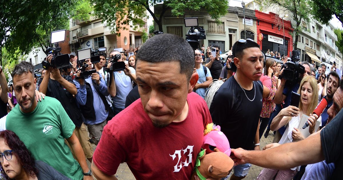 El conmovedor video del papá de Kim Gómez junto al muñeco de fin de año ...