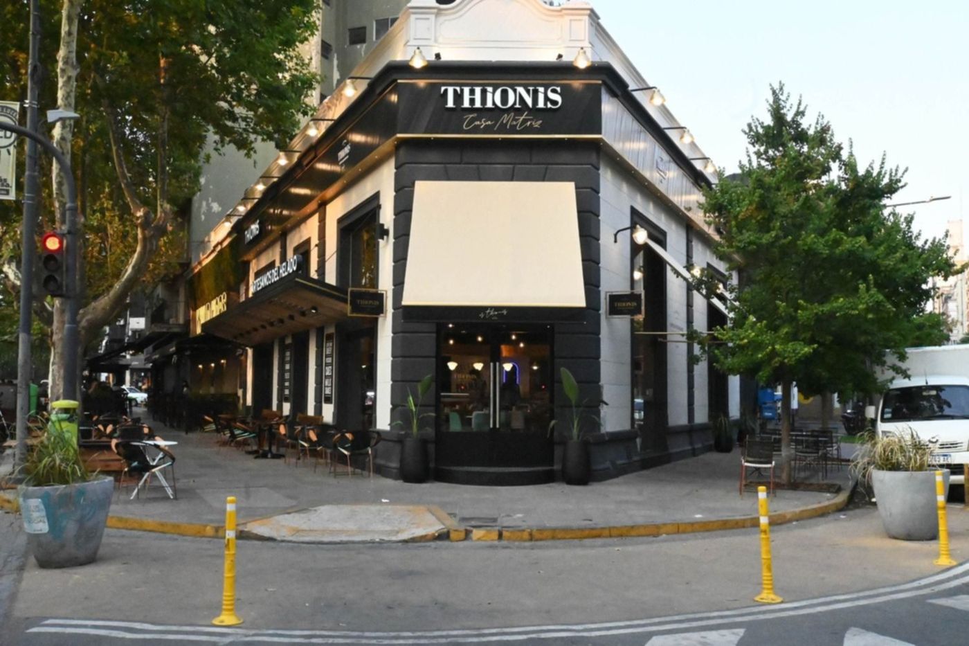 Thionis renovó su Casa Matriz, sumó un Deli con bazar y muchas ...