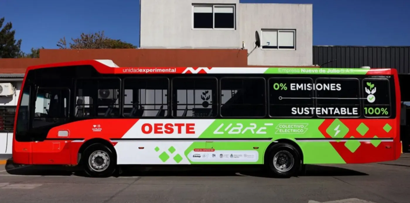 Hito sustentable: La Plata presentó el primer micro eléctrico de ...