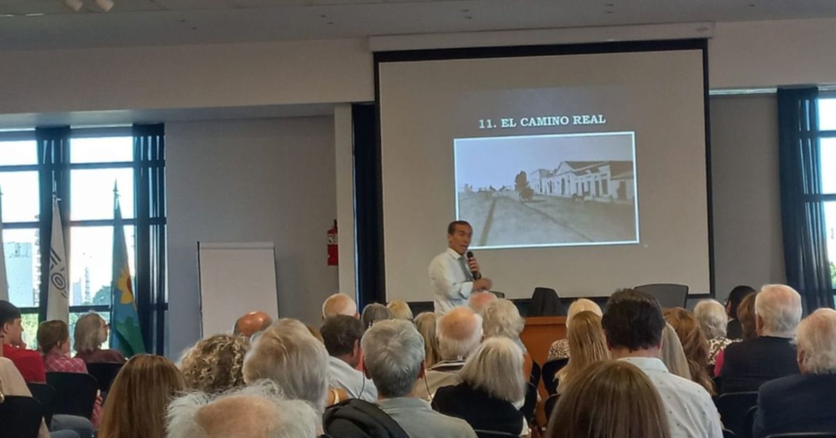 Alconada Mon presentó su libro La ciudad de ranas en la fundación OSDE