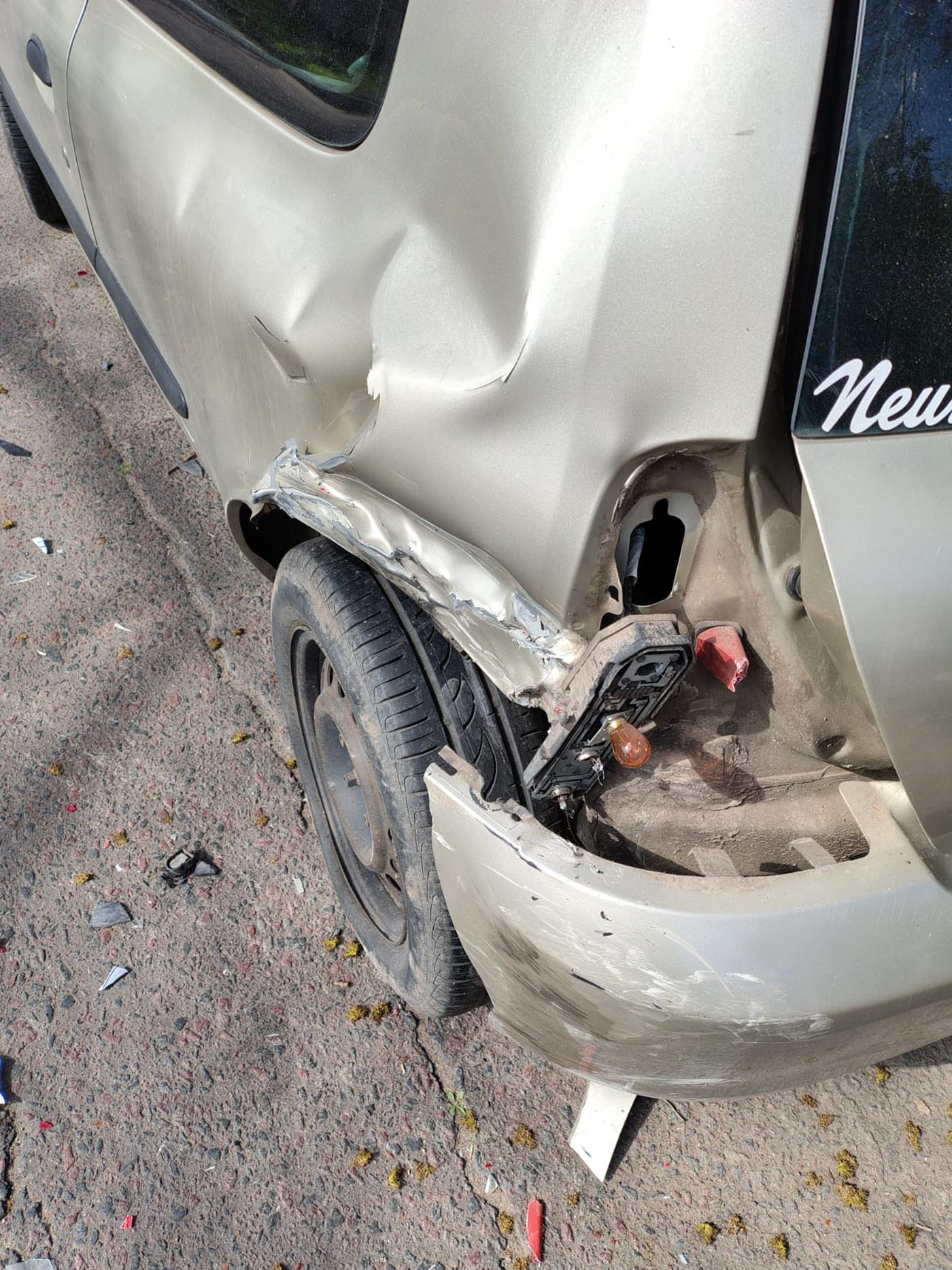 Video: chocó un auto estacionado en Villa Elvira, estuvo a punto de ...