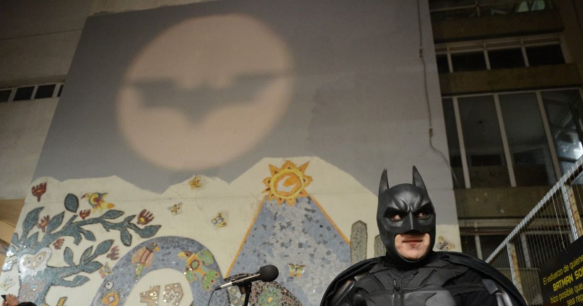 Batman vende rifas a $50 y sortea camisetas firmadas por los planteles ...