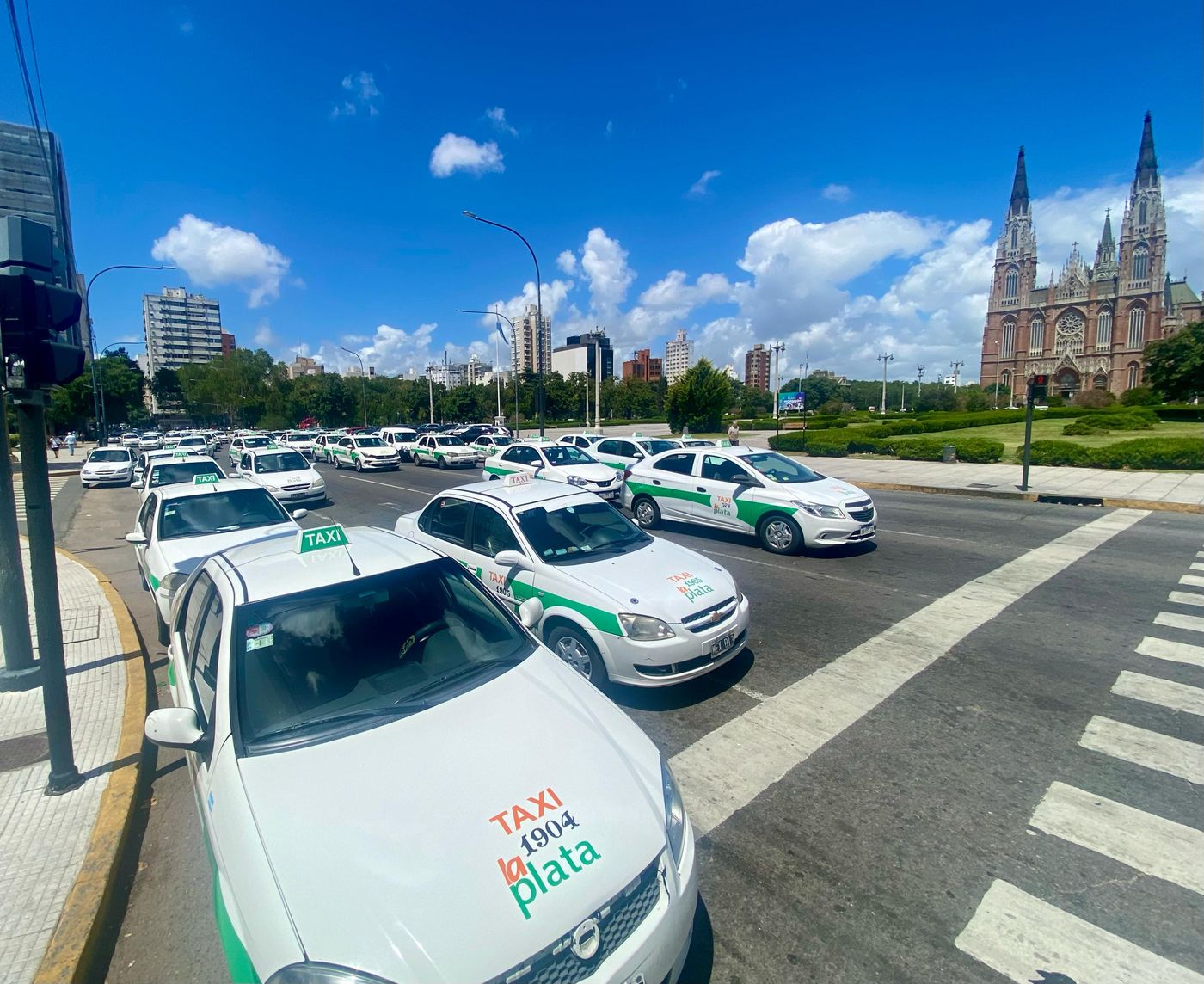 Taxistas de La Plata reclaman un aumento urgente de tarifas y amenazan ...