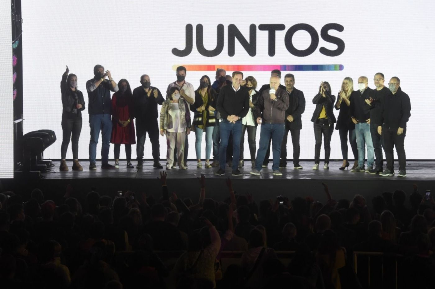 El festejo final fue de Juntos y en La Plata: Santilli y Garro, los ...