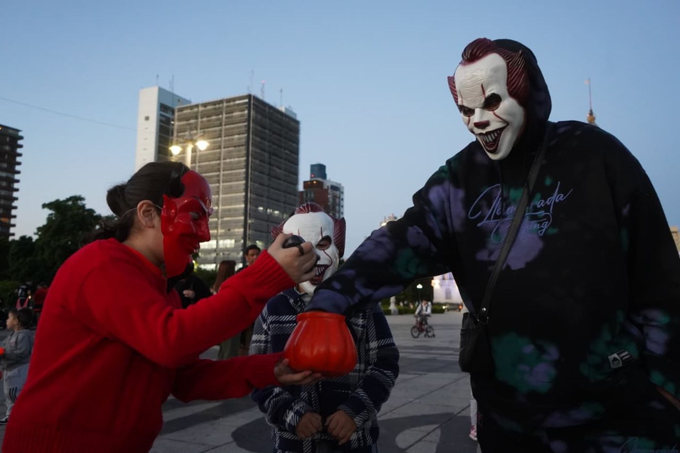 Halloween en La Plata: los vecinos coparon Plaza Moreno en una nueva ...