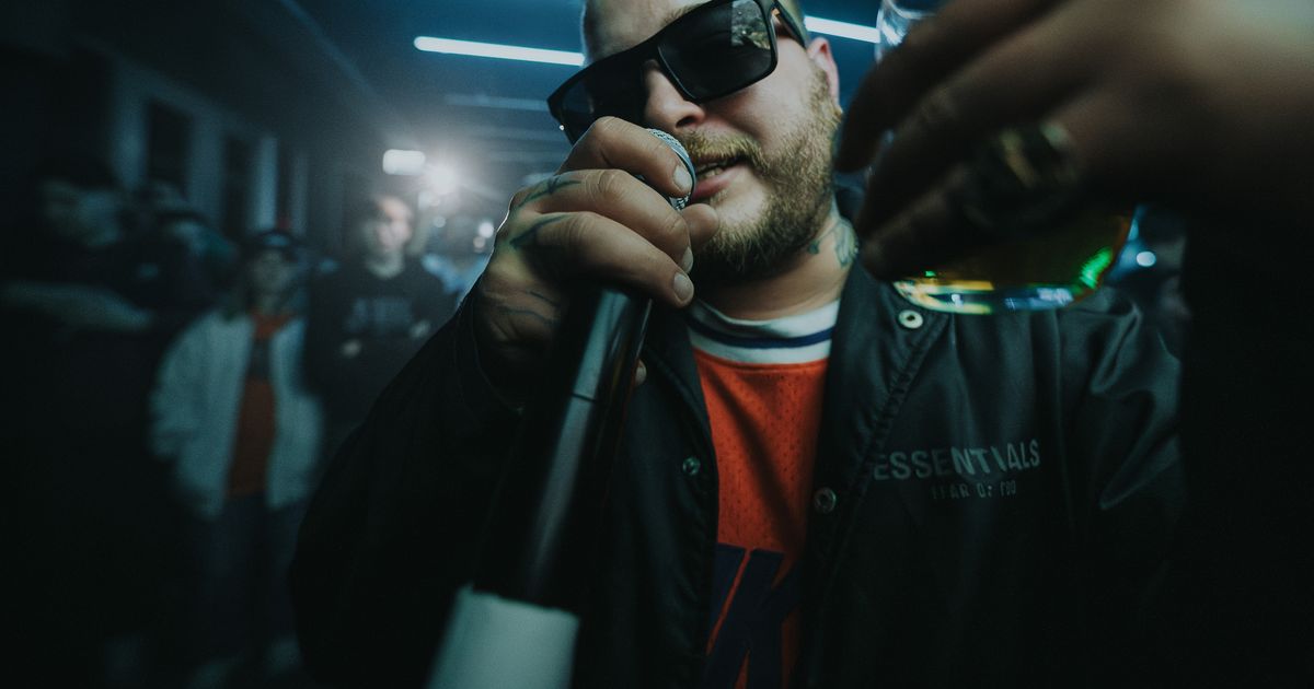 La ola del rap charrúa llega a La Plata de la mano de Zeballos y un show único en el Teatro Ópera