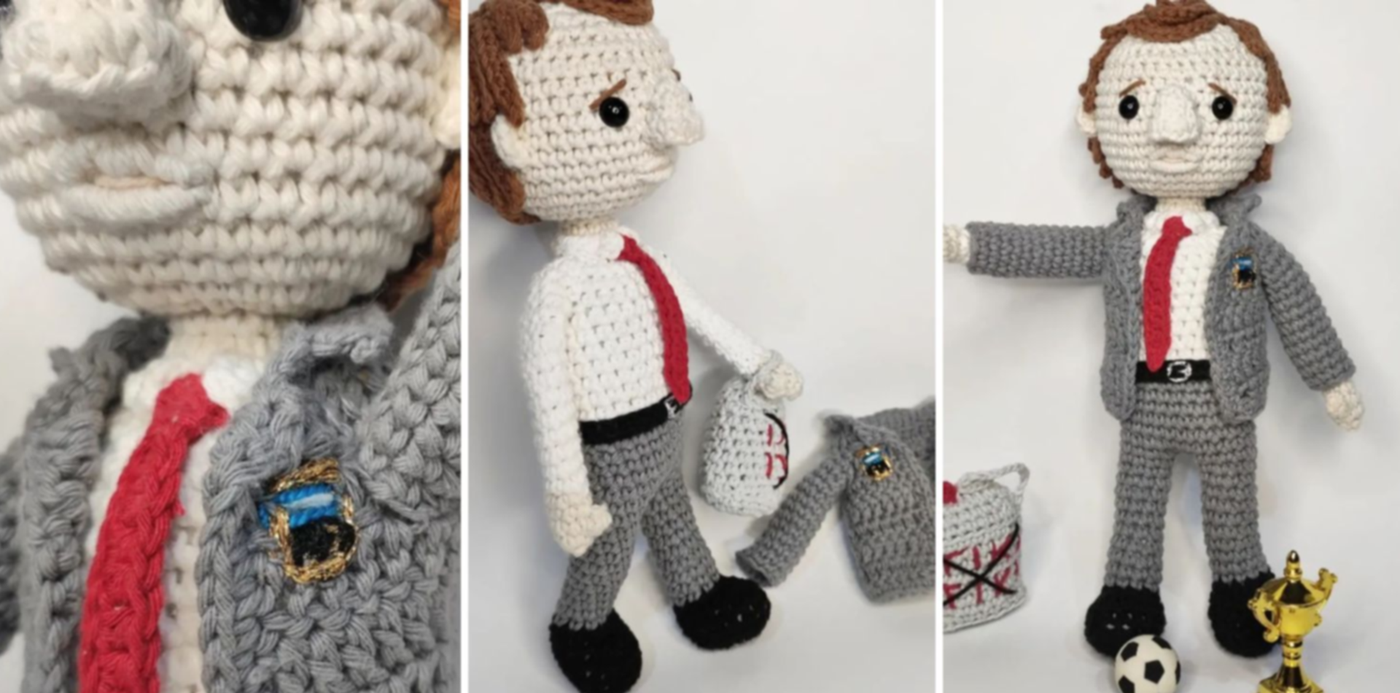 Con el bidón y el saco de la Selección, un muñeco de Carlos Bilardo es ...