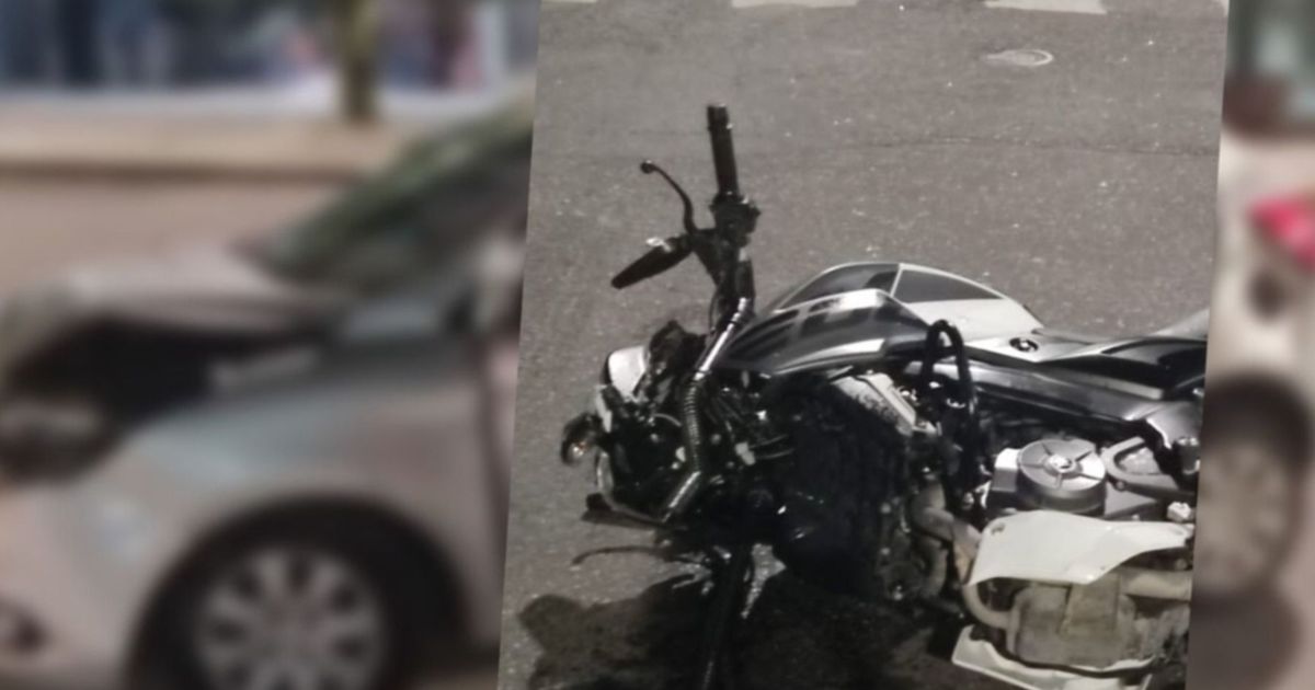 Terrible choque entre una moto y un auto en pleno centro de La Plata