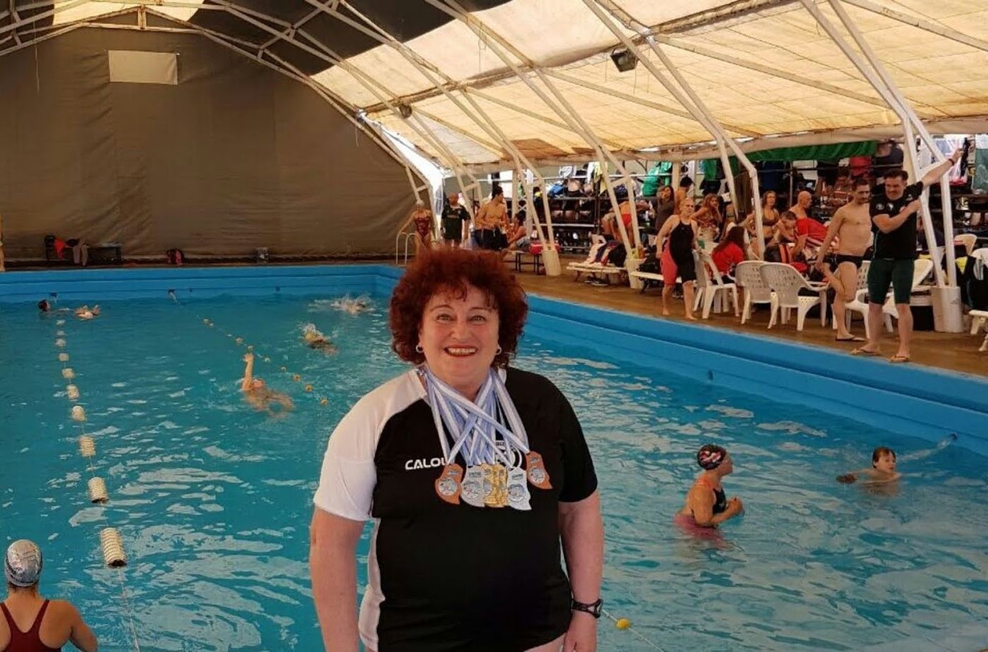 Una nadadora de La Plata tiene 71 años y busca fondos para viajar al ...