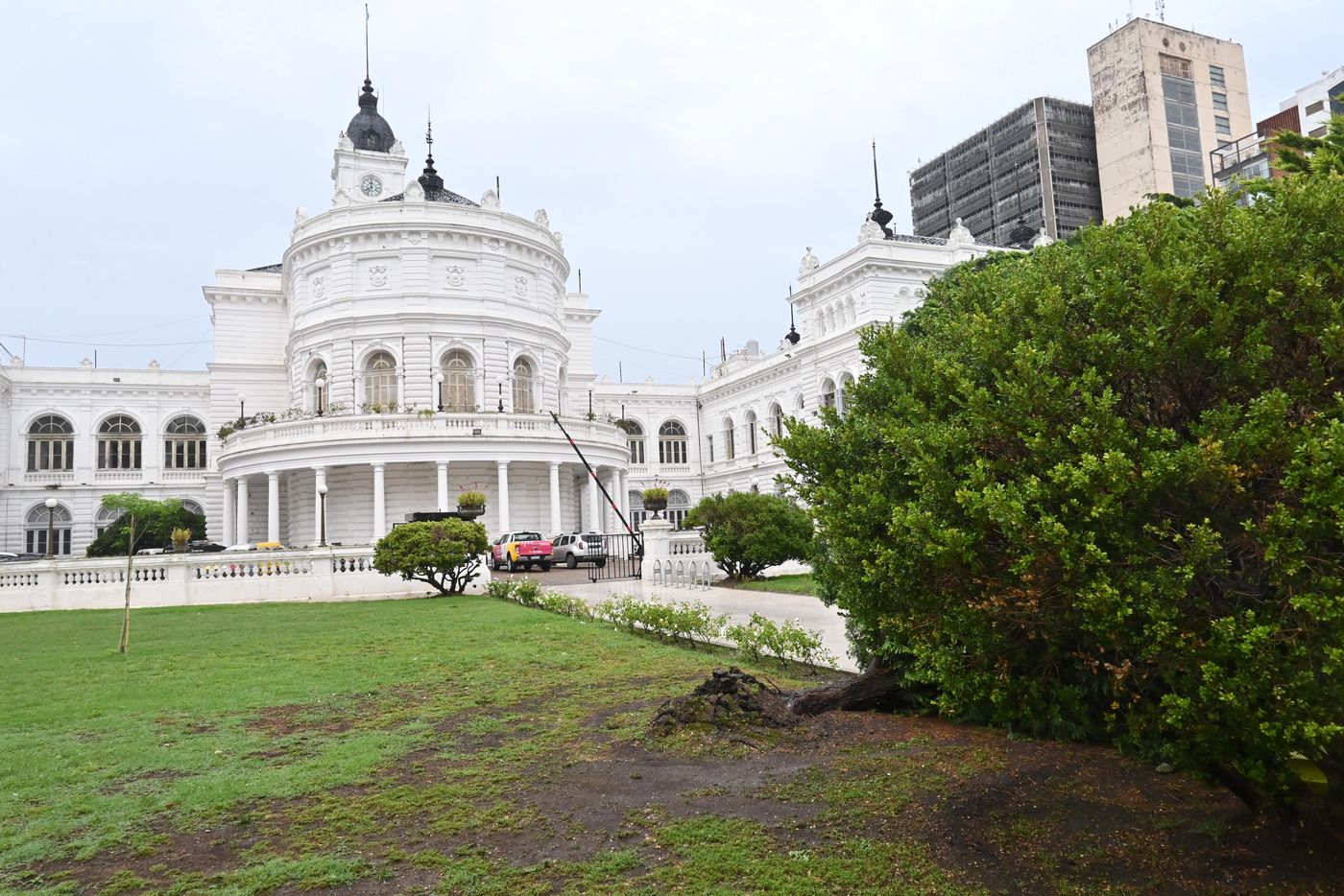Árboles y postes caídos, calles anegadas y miles de hogares sin luz ...