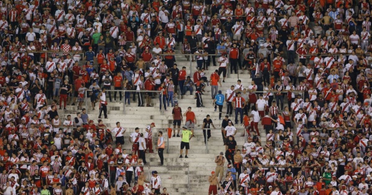 Un Hincha De River Murió Al Caer De Una Tribuna Del Monumental Y Se