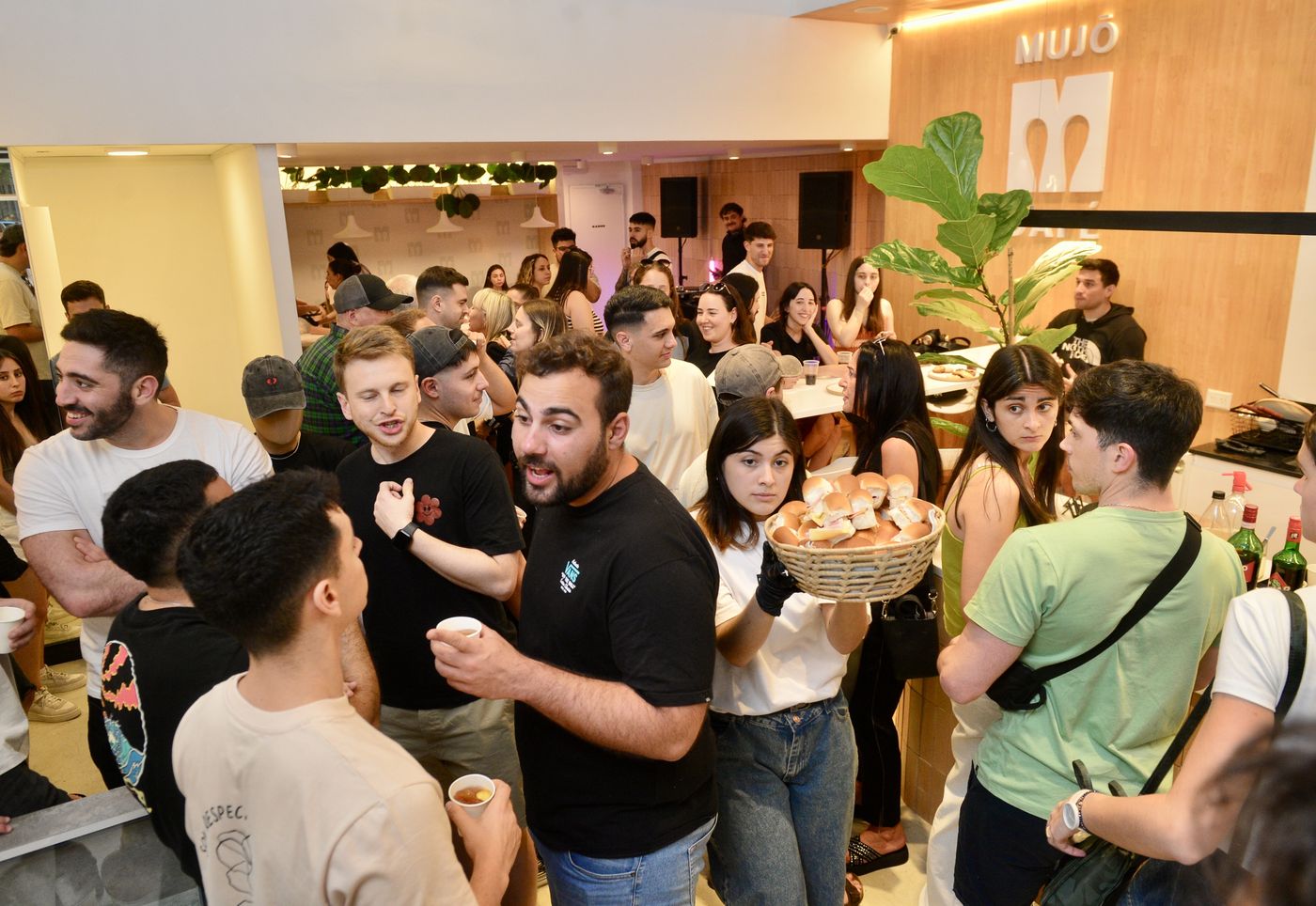 Mujō Café y Kafka: el innovador local de La Plata que combina moda y ...