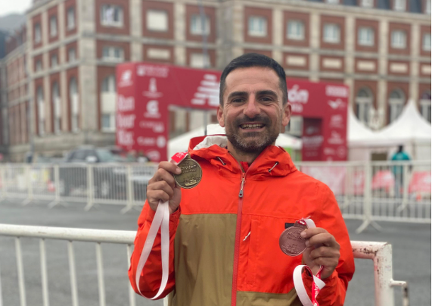 El runner de La Plata que hizo podio en la Maratón de Mar del Plata