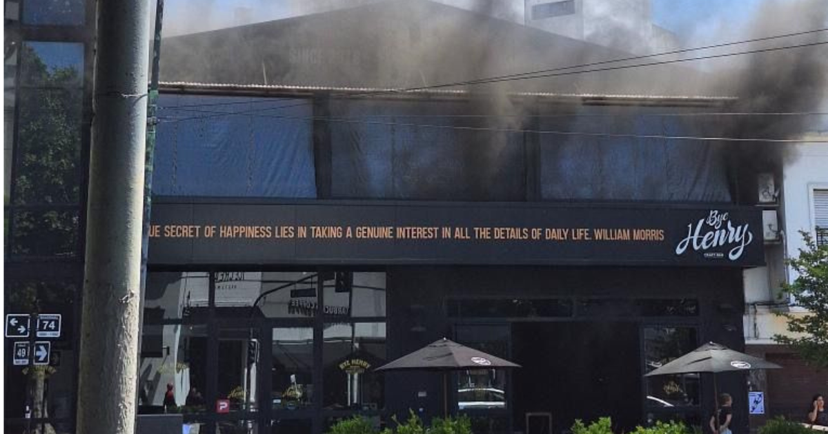 Video: susto en pleno centro de La Plata por un incendio en el bar Bye ...