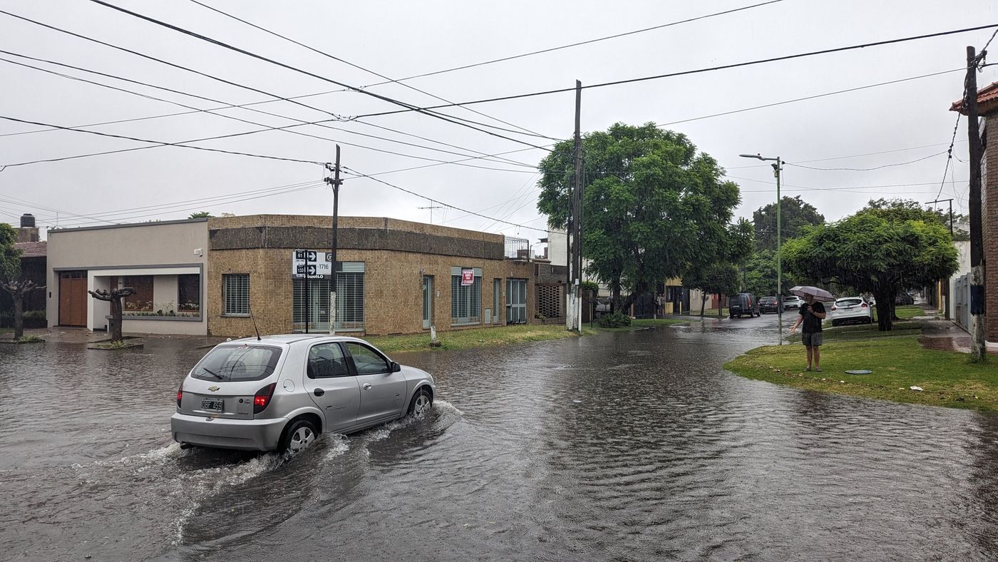 La ciudad bajo el agua: diluvia en La Plata y los vecinos denuncian ...