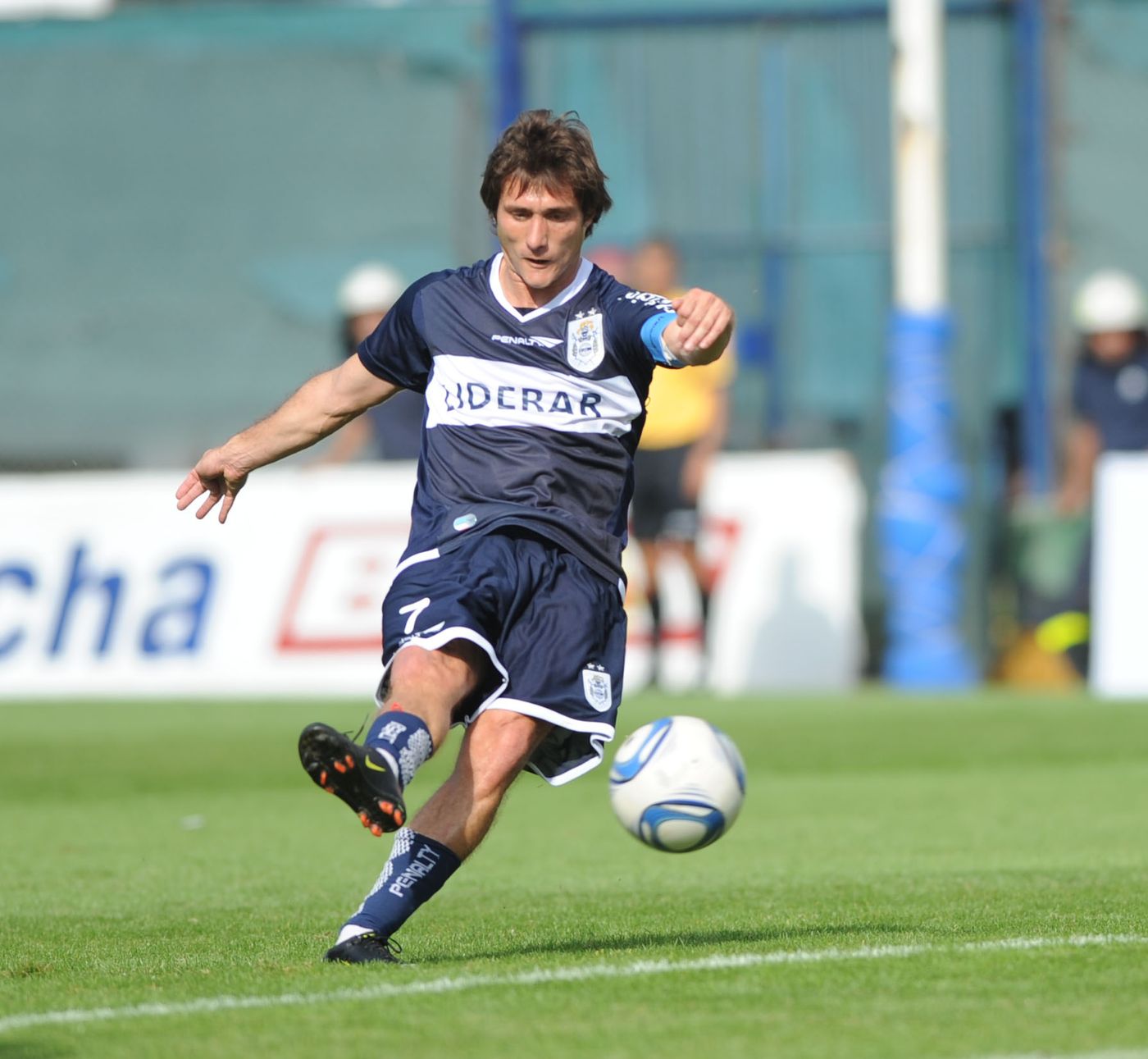 Crece el clamor en Gimnasia para que Guillermo Barros Schelotto sea ...