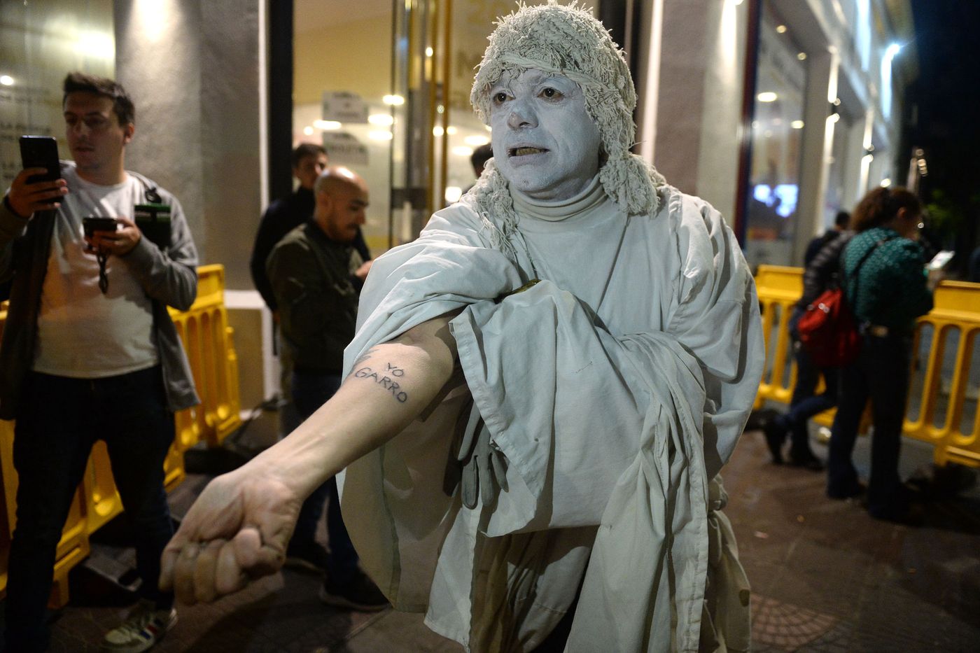 La estatua viviente de La Plata logró repatriar el cuerpo de su hija ...