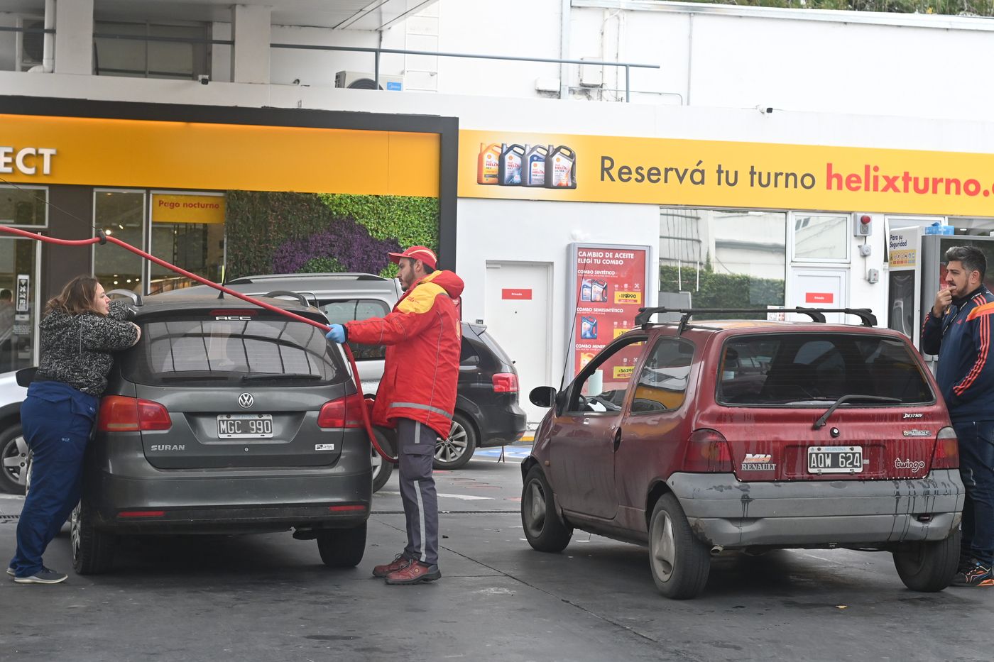 Las petroleras se sumaron a YPF: Shell y Axion también bajaron el precio de los combustibles
