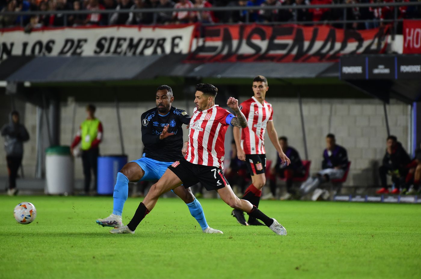 La bandera de la hinchada de Estudiantes en defensa de la educación pública