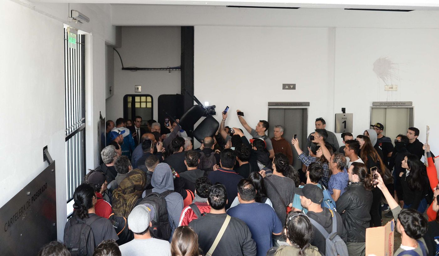 Todas las fotos de la tensión en la UNLP por el escrache a funcionarios ...