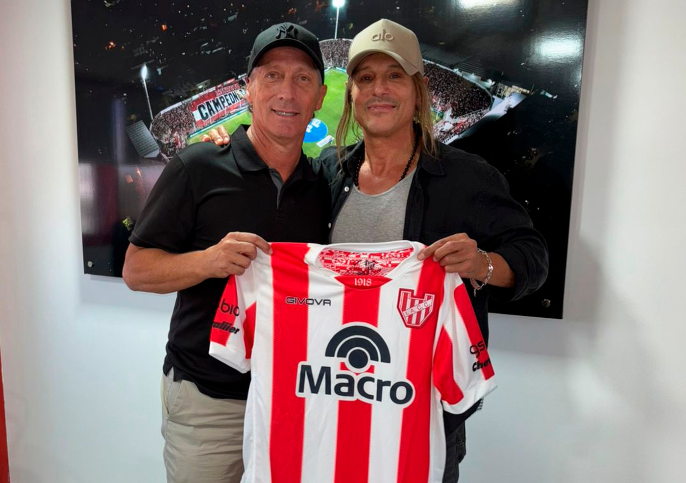 Pedro Troglio, acompañado de Claudio Caniggia, se presentó en Instituto ...