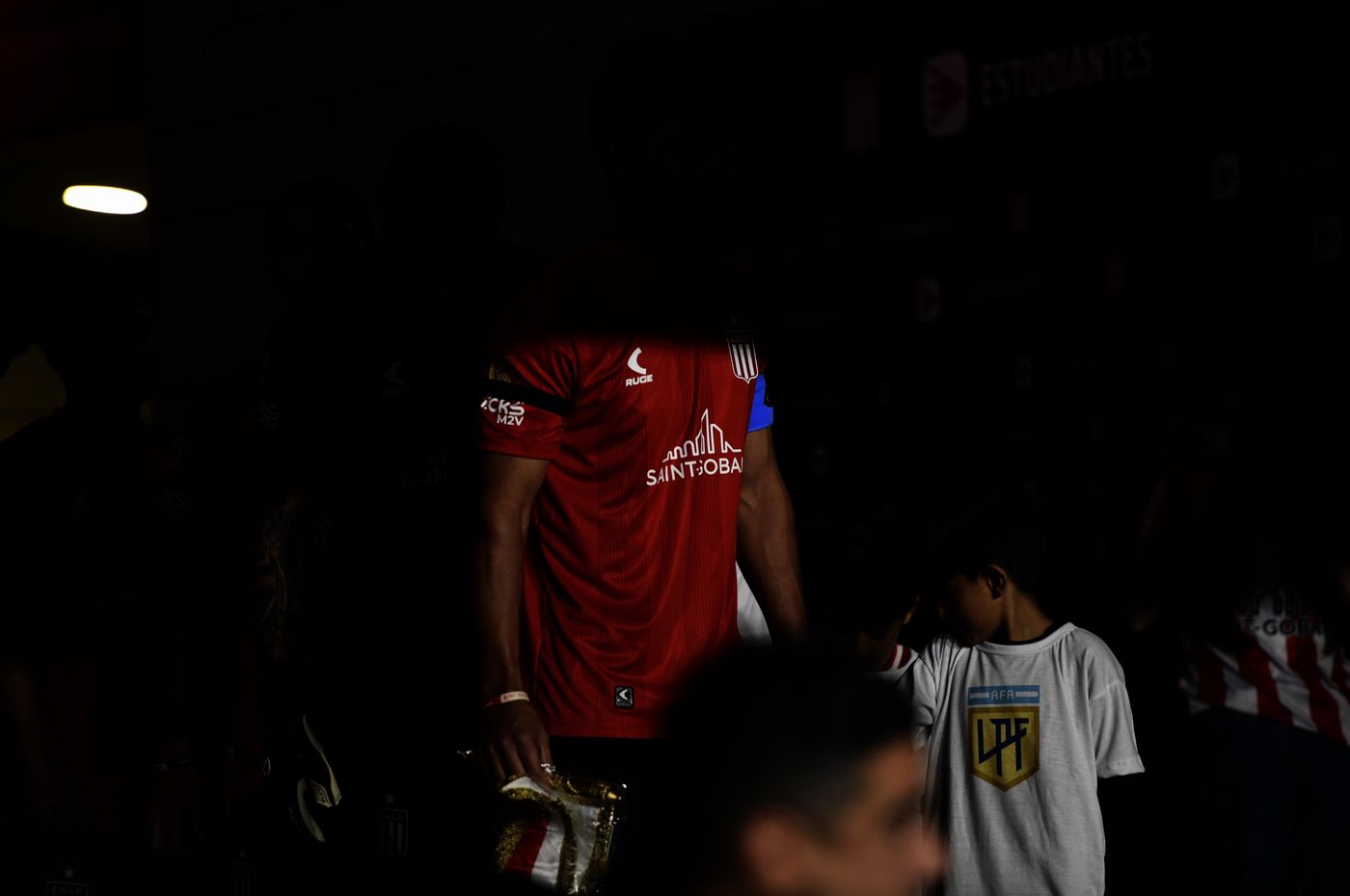 Filtraron imágenes de las nuevas camisetas de Estudiantes para el 2026