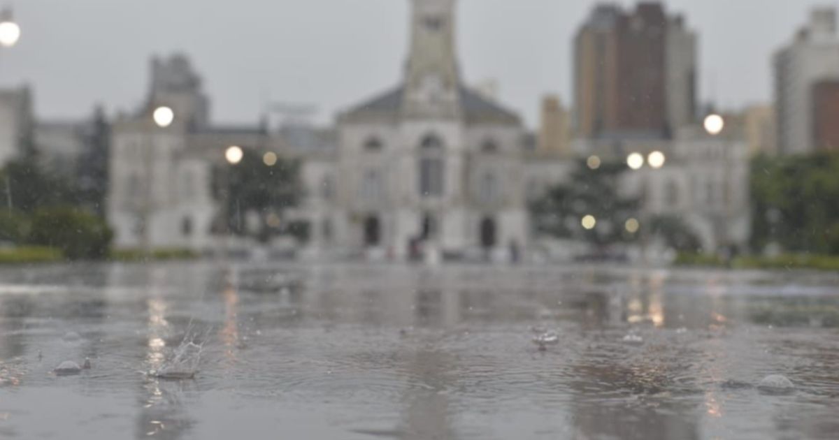 El cielo se puso negro, diluvió en la ciudad y se esperan lluvias durante todo el día