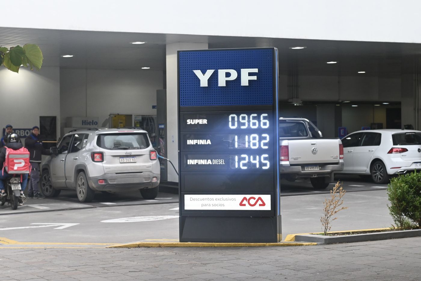 El Gobierno analiza si aplica un aumento de combustibles del 20% a ...