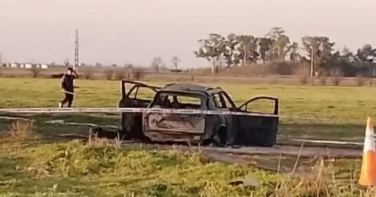 Hallan dos cuerpos calcinados dentro de un auto e investigan si fue un doble crimen