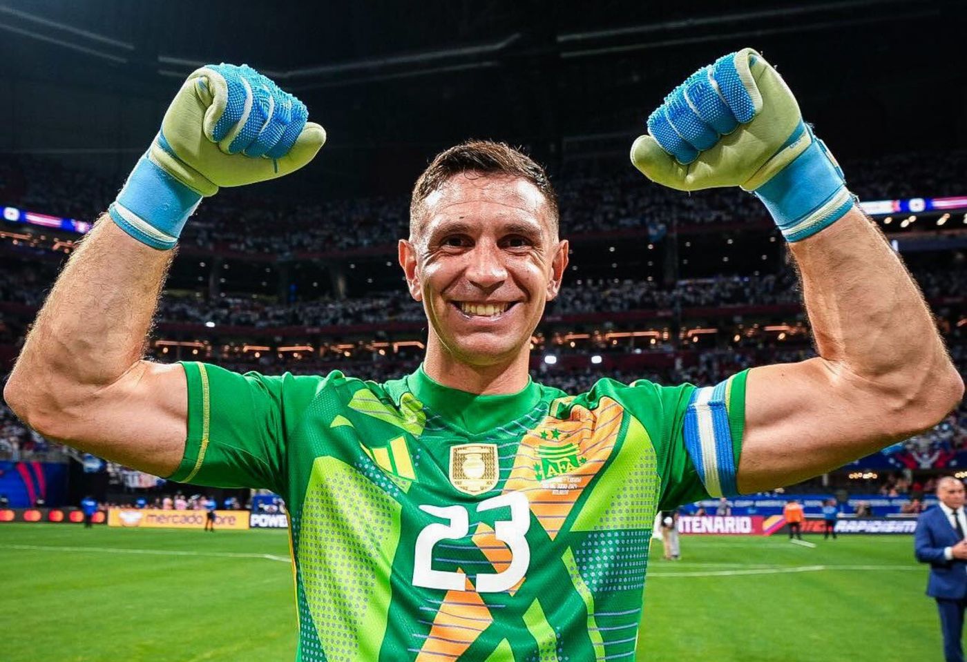 Video: el alocado festejo del Dibu Martínez en la cara de los hinchas chilenos